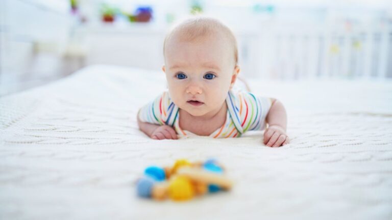 Tummy Time en bebés: todo lo que necesitas saber (0–4 meses) - Sara Freije